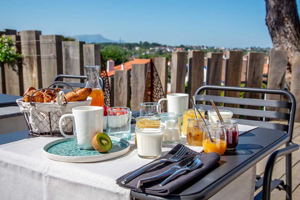 Breakfast - Chambre d'hôtes à Bidart au Pays basque | Etxea & Co